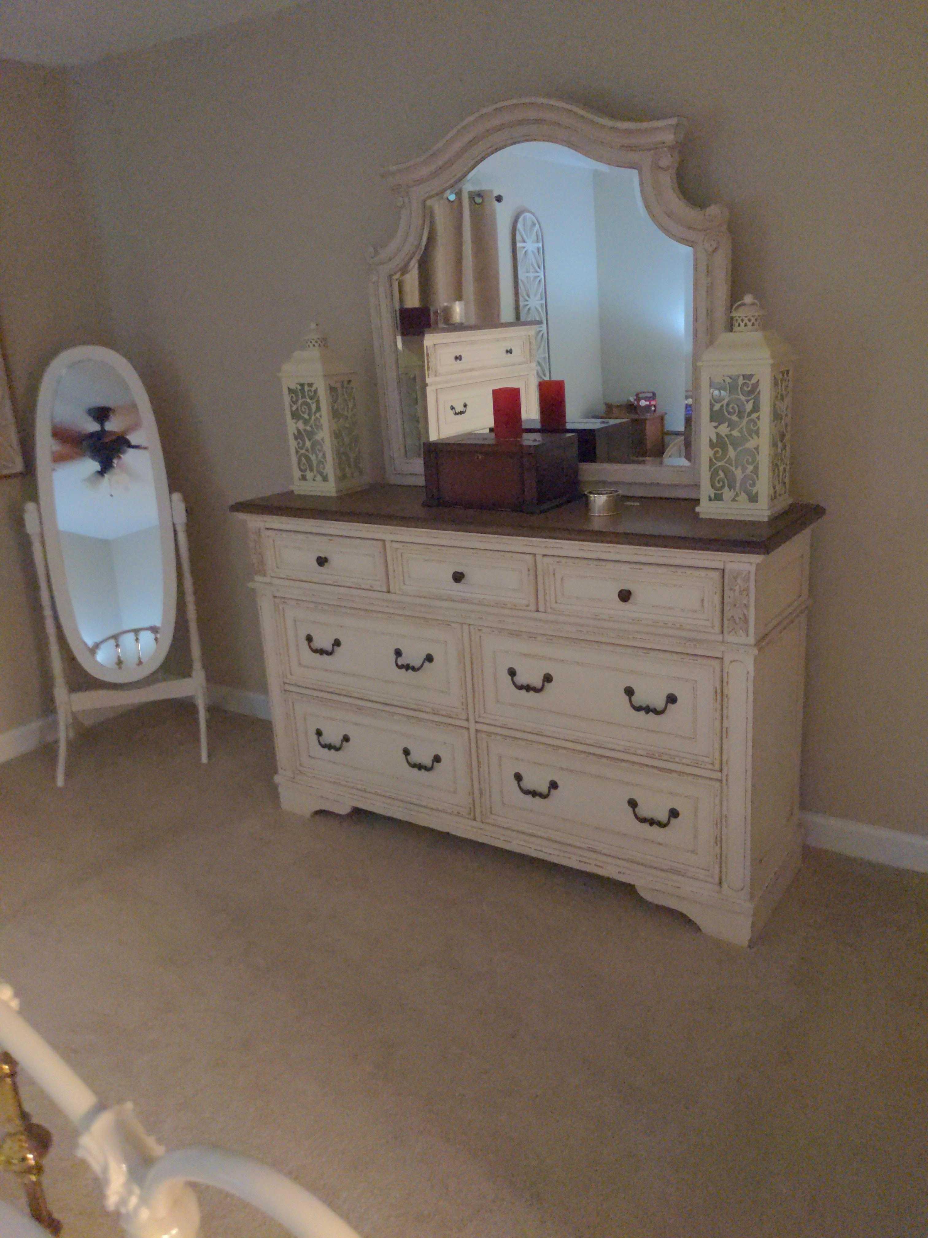 Ashley Realyn Fabric Panel Bedroom Set, White